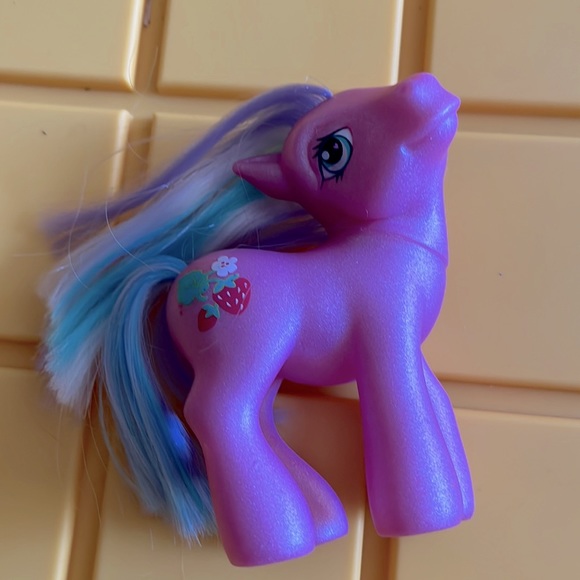 Hasbro | Toys | My Little Pony G3 Sweetberry Shimmer Strawberry Cutie ...